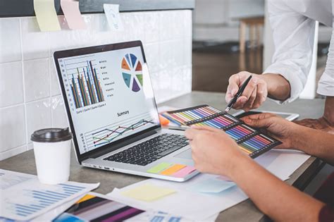 함께 프로젝트에 참여하는 젊은 크리에이티브 디자이너의 팀워크와 작업장에서 디지털 그래픽 태블릿 및 장비에 색칠을 위한 컬러 스와이 샘플 선택 Cmyk에 대한 스톡 사진 및