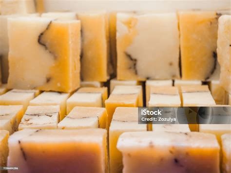 상점 창에 비누의 바 천연 삼나무 오일과 허브 성분이 함유 된 오렌지 비누 핸드메이드 천연 콜드 프로세스 비누 머리와 몸을 위한 환경 친화적인 엑스폴리에이팅 비누 강황에