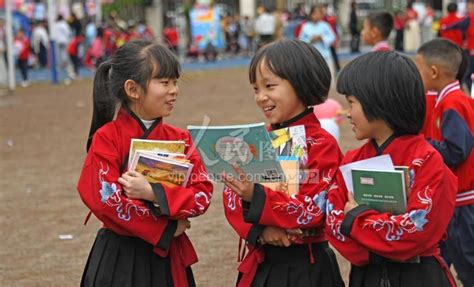 浙江仙居校园里的跳蚤书市 人民图片网