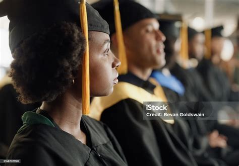 학생 졸업식 및 단체 또는 대학 교육 성적 졸업장 또는 장학금 학업 미래 목표 또는 대학을 위한 미국 유학 아카데미의 남성 여성 및 군중 다양성 25 29세에 대한 스톡