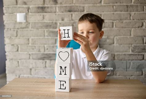 남자아이 게임하기 압살했다 즉 편지들이 제조 단어 홈화면 6 7 살에 대한 스톡 사진 및 기타 이미지 6 7 살 건설 산업 교습 Istock