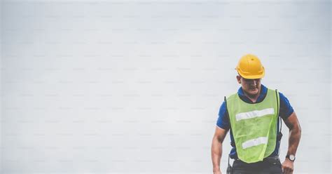 실업자 감독은 슬프다 컨테이너 화물 산업의 사업 창고 선적 작업에 안전 헬멧을 착용한 사람 남자 엔지니어 실업자 사진 Unsplash의 제복 이미지