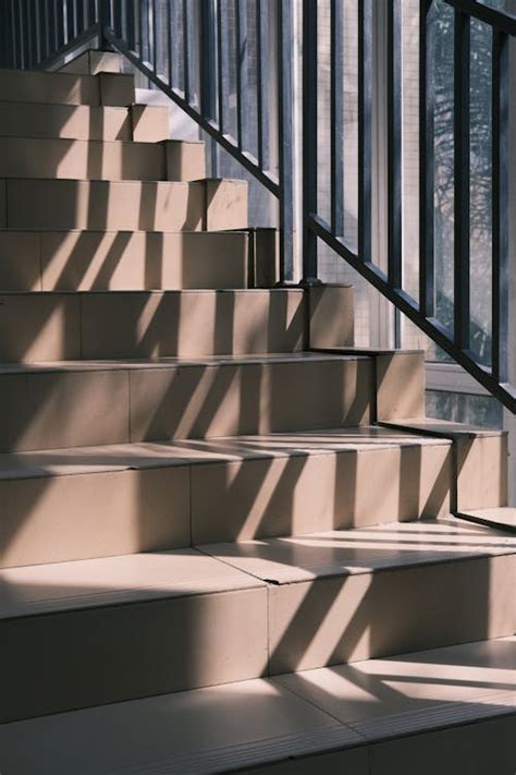 실내 가벼운 각도 건물 건축 계단 고 대비 고요한 관념적인 구성 구조 그림자 그림자 놀이 기하학적 깨끗한 난간 낮 단순한 대조 대칭