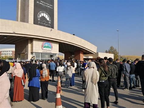 خوێندكارانی زانكۆی سلێمانی دەرگای سەرەکی زانکۆی سلێمانییان داخست