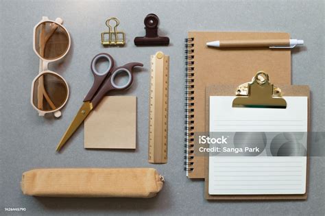 갈색 노트북 클립 보드 펜 통치자 클립 메모장 연필 케이스 가위 회색 책상 배경에 안경 작업 공간 사무실 공급 플랫 레이 상단보기 복사 공간 필통에 대한 스톡 사진 및 기타