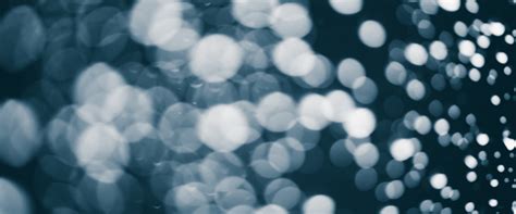 유리에 빗방울이 있는 분위기 있는 최소한의 단색 배경 비오는 물방울과 먼지 얼룩이 있는 젖은 창문이 클로즈업됩니다 빗방울이 있는 더러운 창 유리의 흐릿한 미니멀리스트 배경이