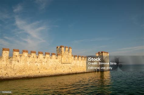 시 르 미 오 네에 있는 스 칼 리고 성가 르다 호수 롬바르디아 이탈리아의 중세 항구 요새화의 경관 0명에 대한 스톡 사진 및 기타 이미지 Istock