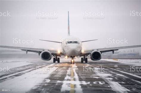블리자드에서 활주로에 여객기입니다 폭설 중 택시로 동안 항공기입니다 공항에서 눈에 여객 비행기입니다 현대 쌍 발 여객기 눈 블리자드 동안 공항에서 걸릴 택시로 겨울에 대한