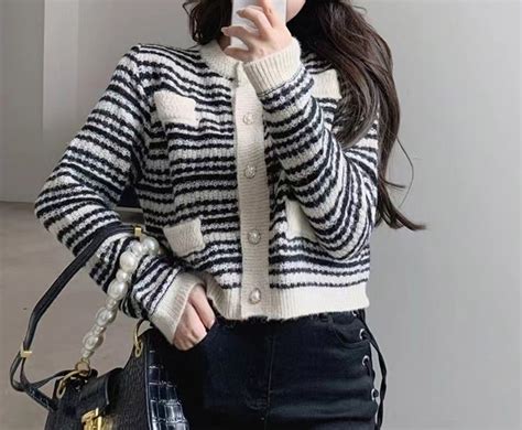 Yy 여성 줄무늬 니트 가디건 크롭 스트라이프 진주 버튼 단가라 노카라 배색 세련 페미닌 여리여리 러블리 데일리 스타일 캐주얼 패션