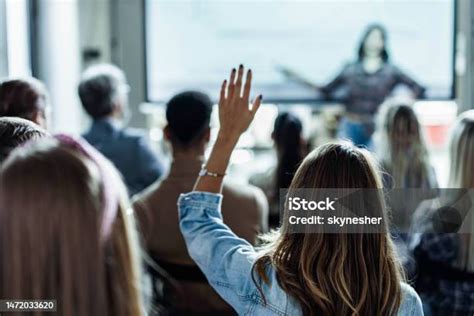 사무실에서 교육 이벤트에 대한 질문을 하는 창조적 인 여성의 뒷모습 교육 강좌에 대한 스톡 사진 및 기타 이미지 교육 강좌