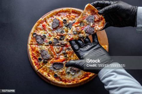 테이블에 골 판지 상자에서 맛 있는 피자의 조각을 복용 젊은 사람들 건강하지 못한 생활방식에 대한 스톡 사진 및 기타 이미지