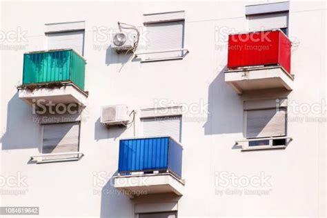 건축 세부 사항 및 패턴 화려한 발코니를 갖춘 현대적인 주거 건물의 아파트의 창 다양 한 색상의 유리 발코니 외관 건물 새로운 도시 도시의 초상화 0명에 대한 스톡 사진 및