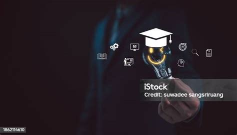E러닝 대학원 수료증 프로그램 개념 전구 인터넷 교육 과정 학위 연구 지식 창의적 사고 아이디어 문제 해결 솔루션에 졸업 모자를 보여주는 남자 손 계획에 대한 스톡 사진 및
