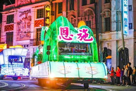 上海松江花车巡展首次亮相上海影视乐园 人民图片网