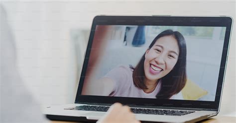 젊은 아시아 비즈니스 여성은 집에서 침실에서 일하는 동안 친구들과 노트북 화상 통화를 사용합니다 자가 격리 사회적 거리두기 새로운 정상 개념의 코로나바이러스에 대한