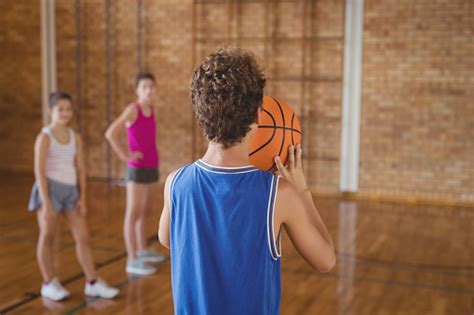 페널티킥을 하려고 고등학교 소년 농구를 재생 하는 동안 총 12 13세에 대한 스톡 사진 및 기타 이미지 12 13세 14 15 살 16 17 살 Istock