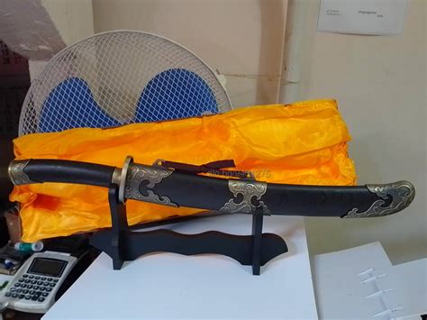 сабя на поставка Аксесоари Варна сабя на дървена поставка размер 54см