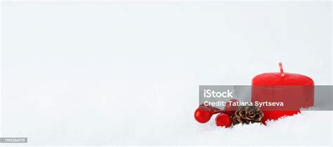 붉은 촛불 원두와 붉은 열매의 가지의 크리스마스 구성은 흰색 눈 덮인 배경에 고립 크리스마스 새해 의 개념입니다 클로즈업할 수 있습니다 복사 공간 0명에 대한 스톡 사진 및