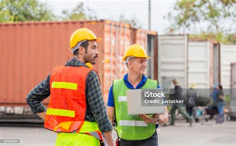 엔지니어 및 공장 근로자 팀이 화물 팀워크 컨셉에서 컨테이너 상자를 확인합니다 2명에 대한 스톡 사진 및 기타 이미지 2명 30 34세 35 39세 Istock
