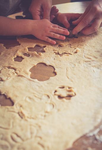 집에서 어린 아이들과 함께 크리스마스 쿠키를 굽기 유아 손 닫기 2 3 살에 대한 스톡 사진 및 기타 이미지 2 3 살 가정 생활 가정의 방 Istock