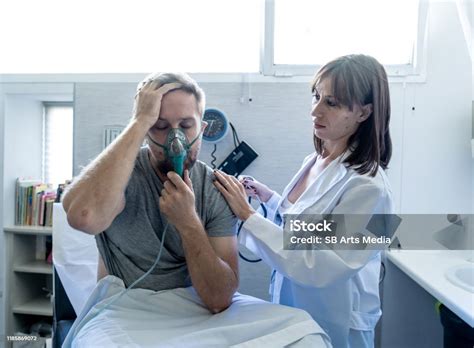 병원 응급실에서 산소 마스크를 가진 아픈 남자 환자를 가진 여성 의사 흡연 및 호흡기 질환 및 담배 방지 광고 캠페인 2명에 대한 스톡 사진 및 기타 이미지 Istock