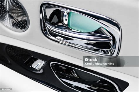 고급 승용차의 파워 윈도우 제어 버튼이 있는 도어 핸들 흰색 천공 가죽 내부 스티치와 나무 패널 현대적인 자동차 인테리어 디테일 차 내부 가까운에 대한 스톡 사진 및 기타