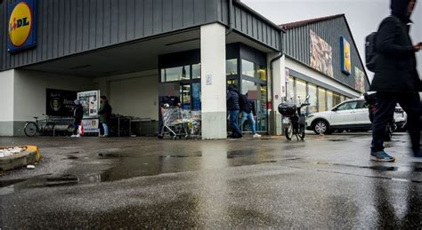 Daniela Accoltellata 14 Volte Dal Marito Nel Parcheggio Di Un Supermercato I Testimoni «gli