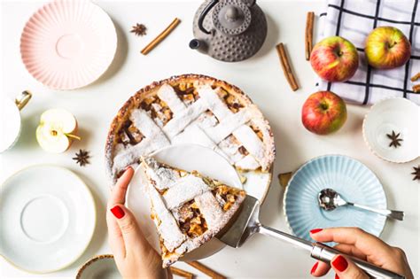 집에서 만드는 사과 파이의 조각을 여성 손에 접시에 설탕 가루로 뿌 렸 다 컵 접시 사과 계 피 아니 스 중에서 패밀리 테이블의 배경에 대 한 가 베이킹 가을에 대한 스톡