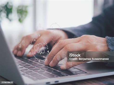 관리자가 랩톱 키보드를 입력하면 문서 관리 시스템에 대한 가상 화면 아이콘이 표시됩니다 가상현실에 대한 스톡 사진 및 기타 이미지 Istock