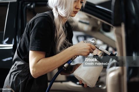 자동차 디테일 서비스로 연마 스프레이로 자동차 살롱을 청소하는 여성 가죽에 대한 스톡 사진 및 기타 이미지 가죽 걸레 검은색 Istock