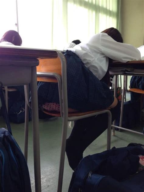 Twitterでスカートめくってパンツ見せたりする楽しそうな女子高生たち みんくちゃんねる