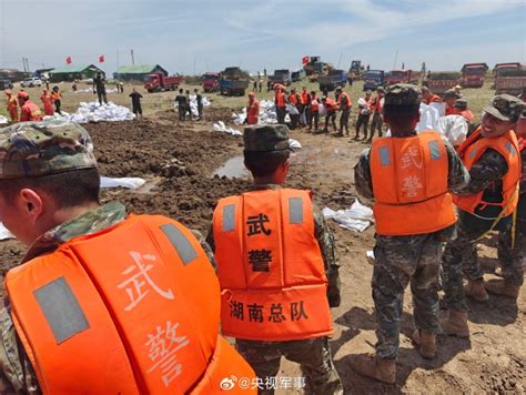 湖南岳阳华容县钱团间堤堤坝发生多处管涌险情