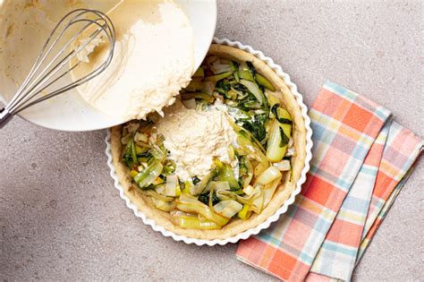 부추 치커리 계란 치즈 크림으로 치즈 요리하기 굽지 않은 생 버터 파이 크러스트 수제 파이 반죽 채식 음식 평면도 날것에 대한 스톡 사진 및 기타 이미지 Istock