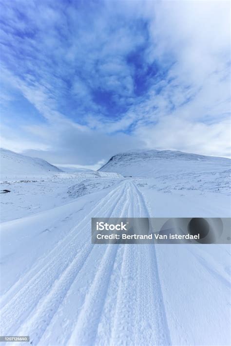 장엄한 푸른 하늘 아래 눈 덮인 슬로프와 하얀 구름이 있는 겨울의 무테인 산맥의 경치 0명에 대한 스톡 사진 및 기타 이미지 0명 2020년 겨울 Istock