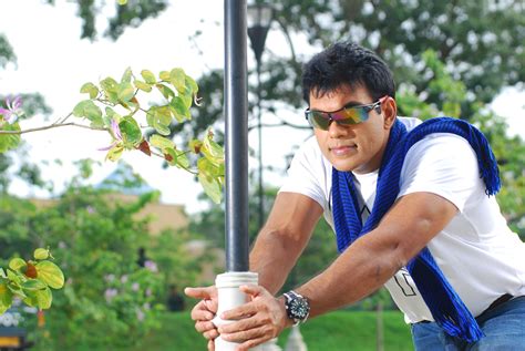 නුවර කියන්නෙ ලස්සන ගෑනු ළමයි ඉන්න පළාතක් මම ඉස්කෝලෙ ගිය බස් එකෙත් හරි ලස්සන ගෑනු ළමයි හිටියා