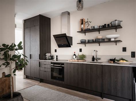 압도적인 아치형 창문이 강렬한 공간감을 선사하는 아파트인테리어