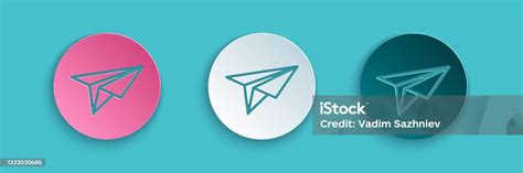 파란색 배경에 분리 된 종이 잘라 종이 평면 아이콘입니다 종이 비행기 아이콘입니다 메신저 개념입니다 종이 아트 스타일입니다 벡터 일러스트레이션 3차원 형태에 대한 스톡 벡터