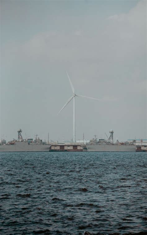 배경에 풍력 터빈이 있는 물 속의 큰 배 사진 Unsplash의 무료 일본 이미지
