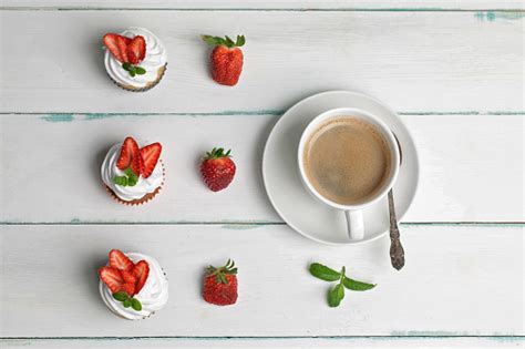 바닐라 컵에 케 한 익을 딸기와 밝은 나무 배경에 커피 한잔 상위 뷰 0명에 대한 스톡 사진 및 기타 이미지 0명 딸기 러시아 Istock