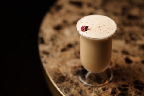 테이블 위에 서 있는 빨간 장미 꽃 봉 오리가 장식 된 유리의 칵테일 위에 보이는 것 0명에 대한 스톡 사진 및 기타 이미지