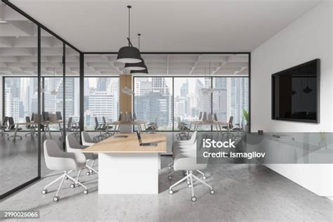 컨퍼런스 테이블이 있는 현대적인 사무실 인테리어와 유리창을 통해 도시 스카이라인 전망을 감상할 수 있습니다 3d 렌더링 0명에 대한 스톡 사진 및 기타 이미지 Istock