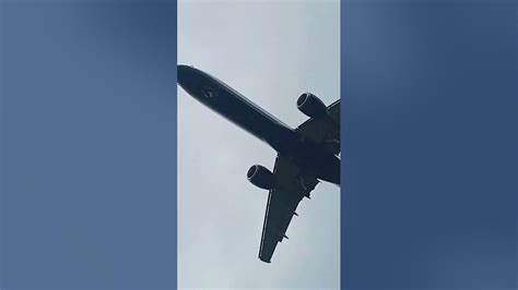 Ba E190 Low Overhead Aviation Planespotting Airport Landing