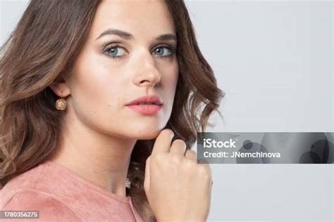 보정 없이 자연스럽고 맑은 피부를 가진 신선한 여성 모델 얼굴 리터칭 없이 젊은 완벽한 여자 근접 촬영 스튜디오 초상화 25 29세에 대한 스톡 사진 및 기타 이미지