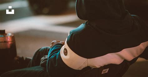 손으로 얼굴을 가리는 검은 까마귀를 입은 사람 사진 Unsplash의 무료 사람의 이미지