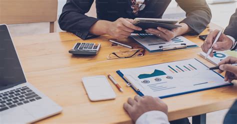 새로운 세대의 사업가들은 사업 투자에 대한 새로운 파트너 사업 아이디어를 가지고 있습니다 사진 Unsplash의 태국 이미지