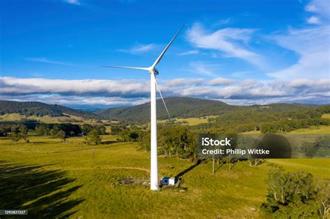 풍력 발전 단지에서 전기를 생산하는 대형 3블레이드 산업용 풍력 터빈의 공중 보기 건설 산업에 대한 스톡 사진 및 기타 이미지 건설 산업 건축물 공중 뷰 Istock