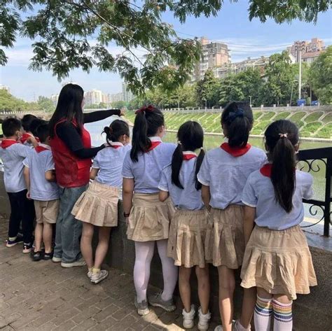 亳州路街道古城社区团支部，走进校园开展“防溺水”宣传教育活动进行未成年人宣传册