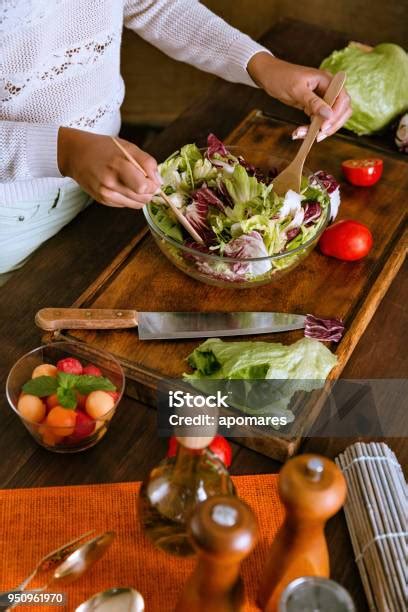 건강 한 식사소박한 부엌에서 채식주의 유기 재료로 샐러드를 만드는 젊은 여자 손 절대 채식주의자에 대한 스톡 사진 및 기타 이미지 절대 채식주의자 클로즈업 20 29
