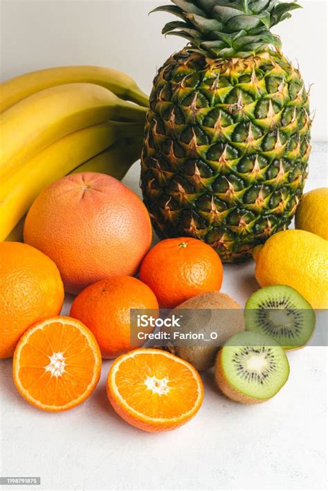 열대 과일의 구색 슬라이스 및 전체 키위 오렌지 바나나 귤 레몬 파인애플 질감 흰색 배경에 자몽 감귤에 대한 스톡 사진 및 기타 이미지 Istock