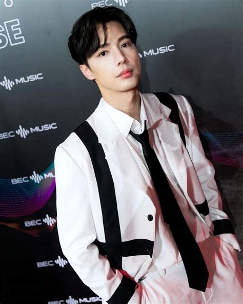 จ็อบ ธัชพล ประวัติ จ๊อบ ธัชพล เจ้าของรอยยิ้มฟันกระต่าย